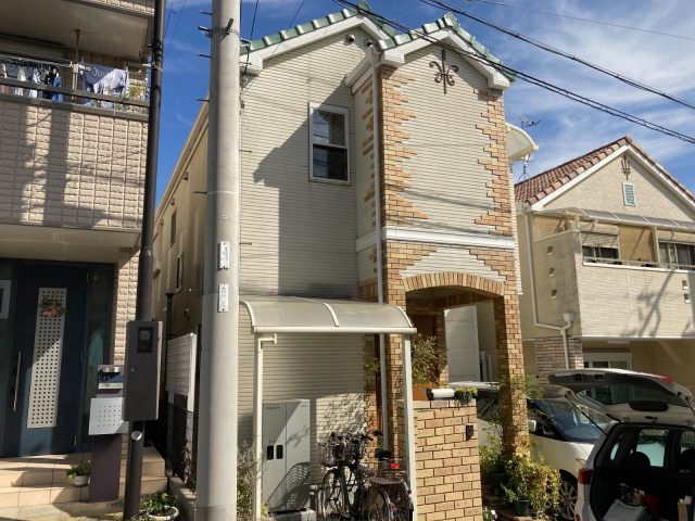 西宮市H様邸 「超低汚染リファイン1000MF-IR」8091ブロークンホワイトで外壁塗装をしました！ | 西宮市の外壁塗装や屋根塗装ならプロタイムズ西宮店（株）DOOR